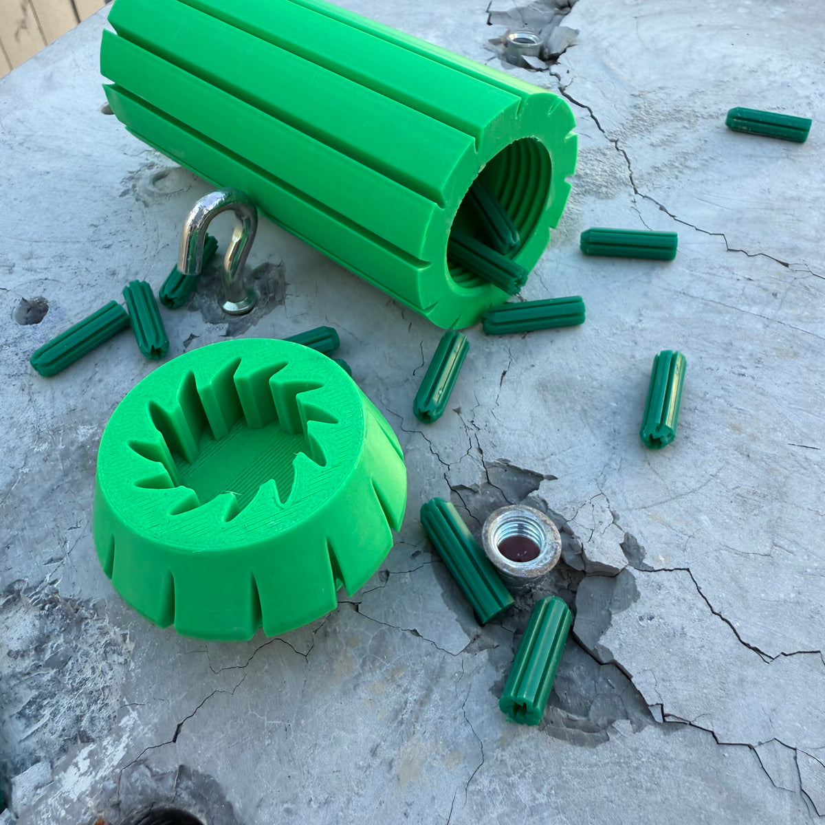 THE LARGE WALL PLUG Container Green, Red, Blue, White – Addicted to tools